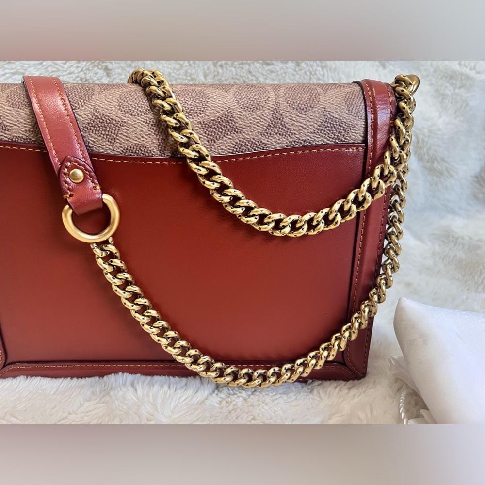 Coach Hutton Shoulder Bag In Signature Canvas - Gem